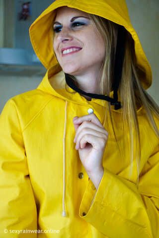 SEXYRAINWEAR.online | Yellow rainwear girlie