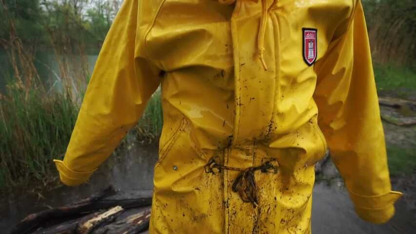 sexyrainwear.online: Muddy in yellow / Nude bath in Hunters - Rainwear Central Rainwear Forum
