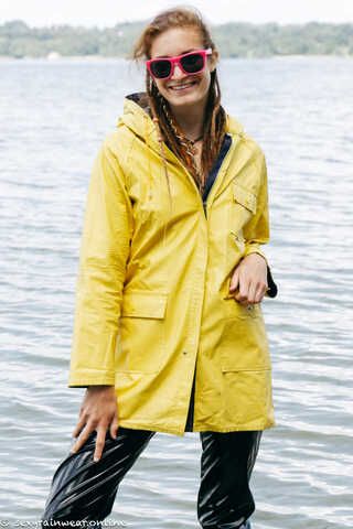 SEXYRAINWEAR.online | A kinky Friesennerz gal